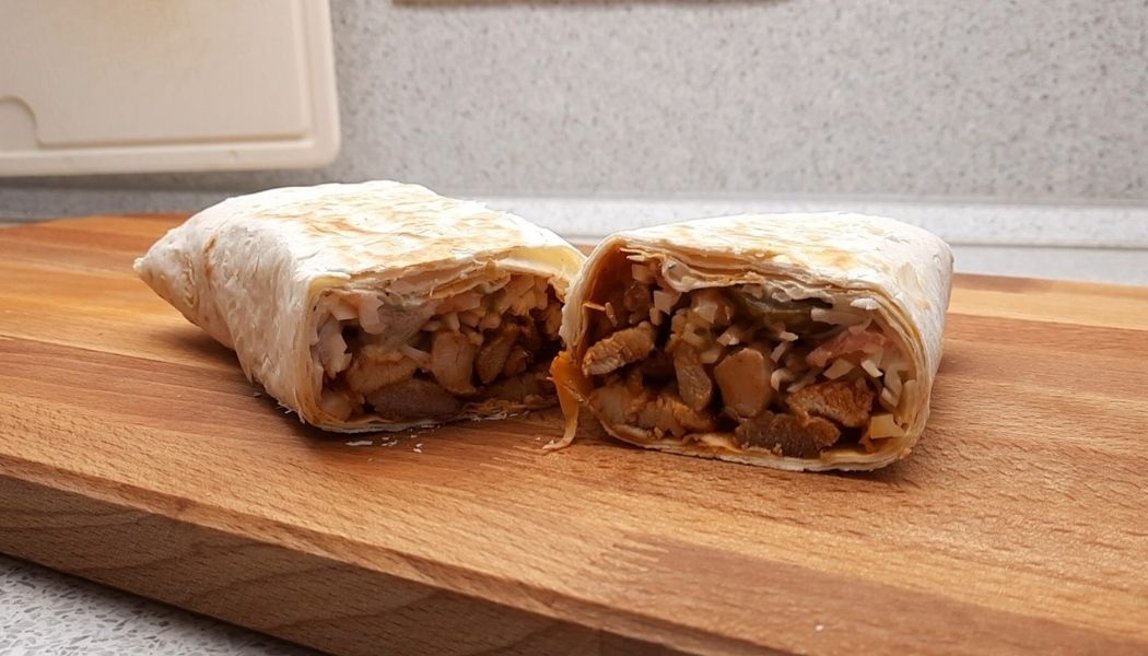 Один из рецептов вкусной домашней шаурмы с курицей.