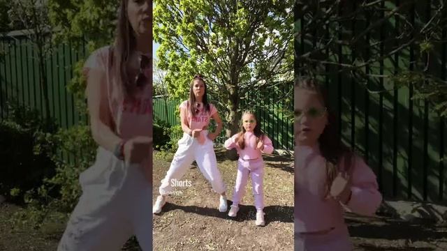 У КОГО ЛУЧШЕ ПОЛУЧАЕТСЯ?  Мама?? дочь✌? #лисаалиса#танцы