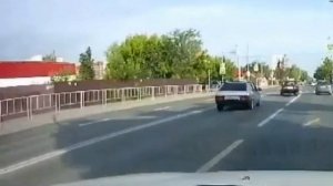 Мотоциклист через капот. Уже типичная авария произошла накануне в соседнем Екатеринбурге.