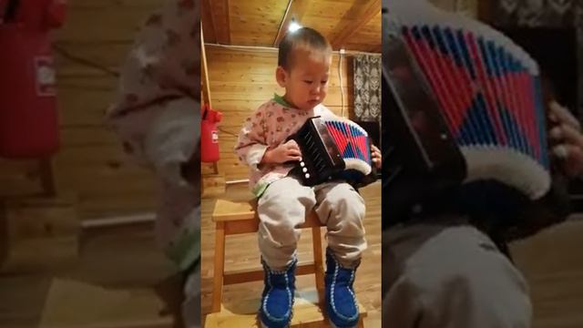 Маленький мальчик поет песню комсомол на якутском языке
