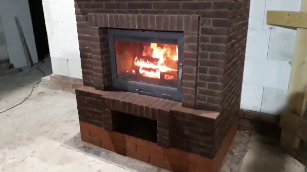 Кассетный камин, обложенный кирпичом ручной формовки