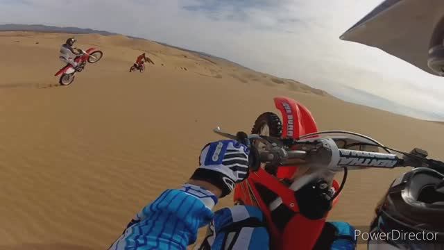 Заезд на мотобайках по пустыне