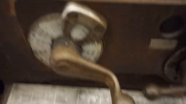 Станки СССР продолжают работать в Ташкенте.Хорошая музыка в кафе Плов.