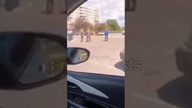 В Харькове раздают повестки прям на улице