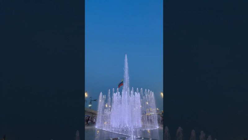 Новый фонтан в Благовещенске  Вы видите количество народа? Спасибо, что у меня высокий муж
