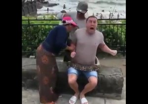  Турист с питоном