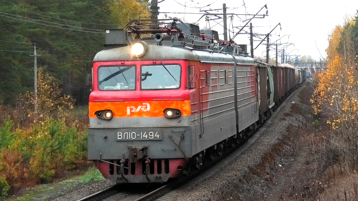 ВЛ10-1494 с грузовым поездом и приветливой бригадой