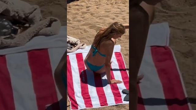 Красивые девушки на летнем пляже