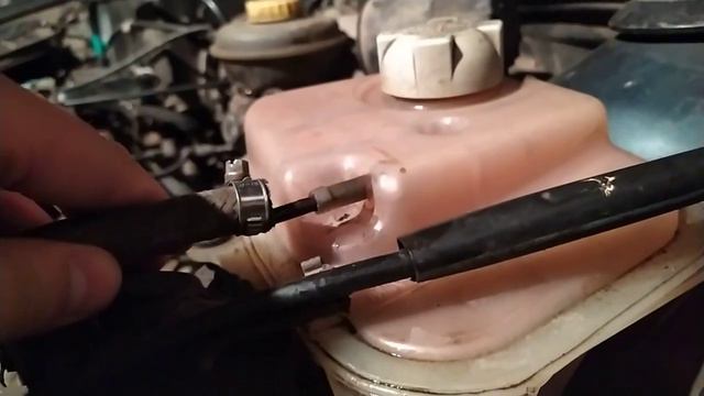 Давит антифриз через крышку расширителя.Проблема не всегда в прокладке ГБЦ!