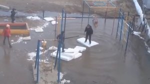 Дети и лужа в Якутске