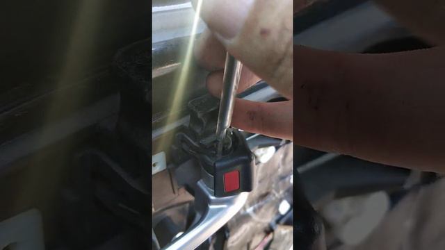 Как снять внутреннюю ручку открывания двери Mazda 6 GG