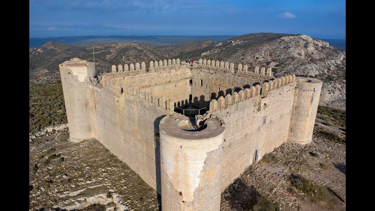 Замок Castell de Montgri,  Тороэлья де Монтгри, Коста Брава, Испания. 19 декабря 2021.