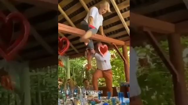 Да, русская баба ещё головой может стол сломать.mp4