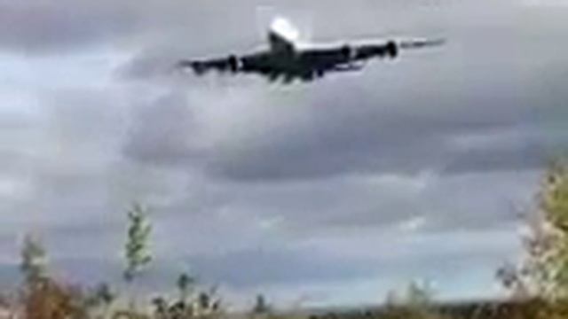 Air France A380 аварийная  посадка с развалившимся двигателем