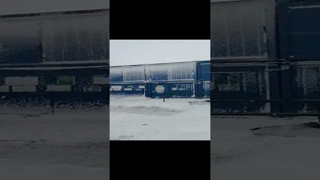 Вид на двухэтажное здание Containex зимой
