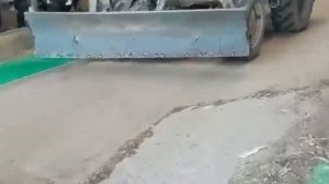 Подталкивание корма трактором. Луг Здоровья. Полимерное покрытие кормового стола.