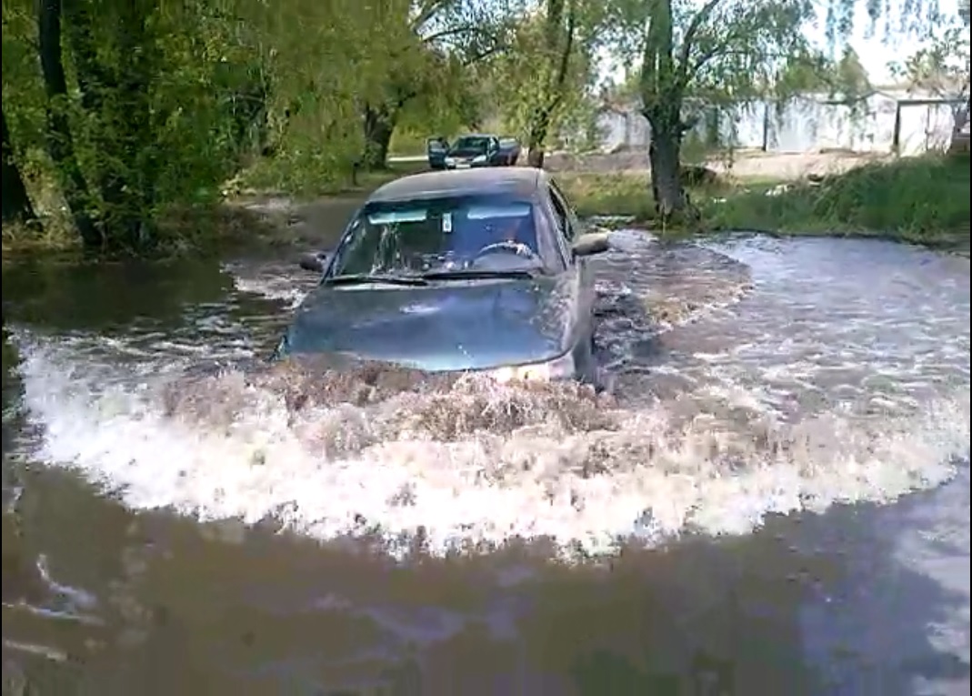 LADA 2110 гоняет по реке Иртыш