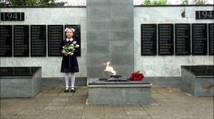 Участница акции "Наследники Победы!" -  Лиза Щербина со стихотворением "Неизвестный солдат".