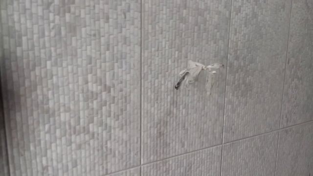 Укладка плитки в санузле по рисунку. Оштукатуривание и сборка короба.