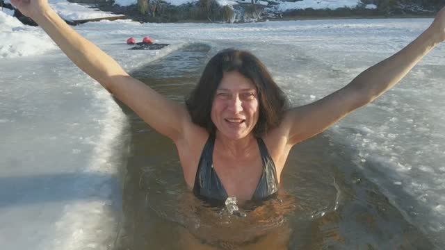 Закаливание в мороз -30° Наталья Серая.Юрий Шиманский 04. 01. 2024
