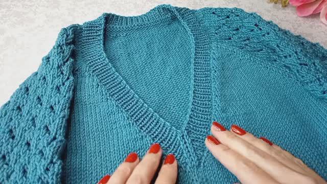 Оформление V-образного выреза резинкой 1*1 с 2-мя центральными петлями.