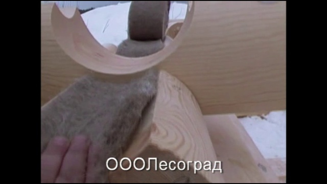 Проверка качества оцилиндрованного бревна.