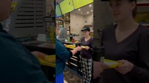 Чебурек как Wi-Fi:
Устанавливает беспроводную связь и соединяет людей ❤️ #чебуреки #еда #тренд