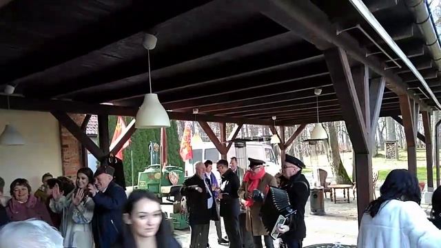 https://vk.com/kyxnu_polevay Интересные песни .в ресторане весело