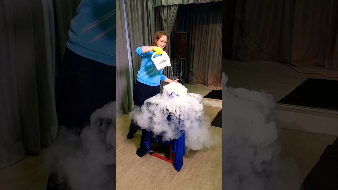 Шоу с сухим льдом. Эффектно? #актриса #art #шоу #театр #съёмки #наука #химия
