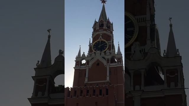 Бьют куранты на Спасской башне Кремля