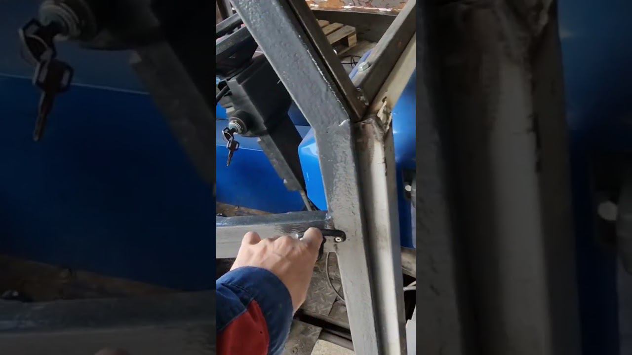 Трактор Паша обретает двери.