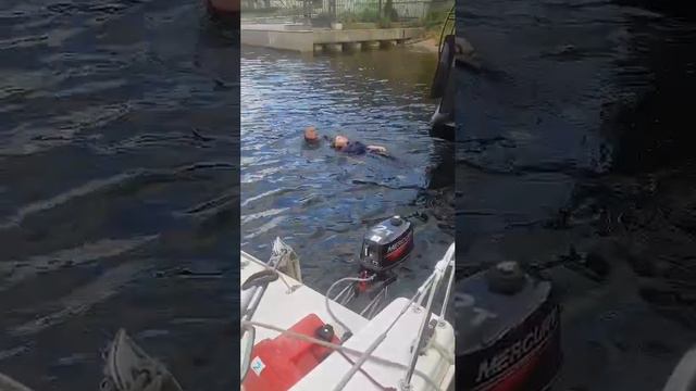 Как помочь выпавшему за борт