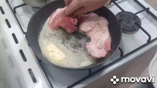 Стейк с розмарином на сковороде.