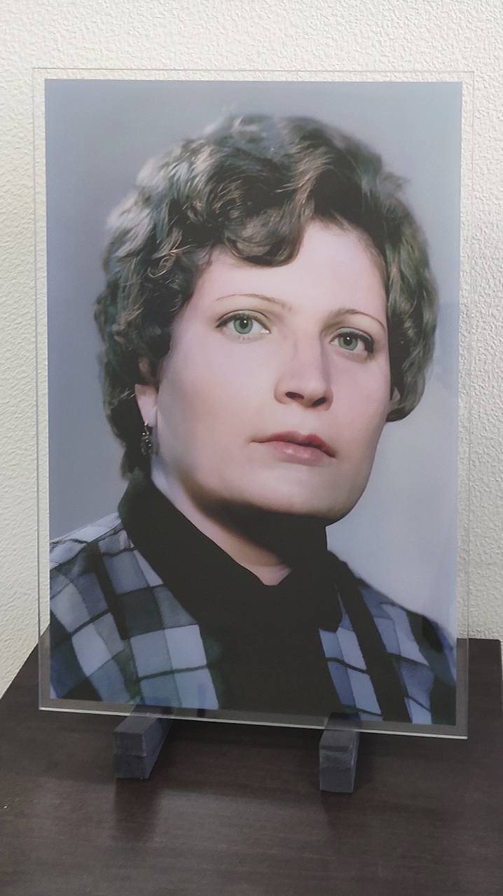 Стеклянное фото для памятника. Полноцветная печать высокого качества, ударопрочное стекло.