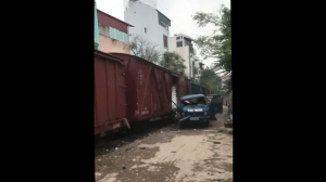 Поезд и припаркованный автомобиль