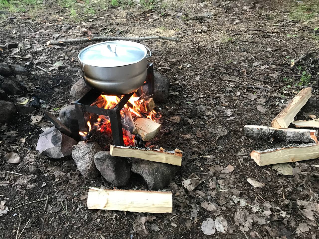 Варим уху и рыбу коптим. Замечательный отдых и рыбалка на реке Свирь.