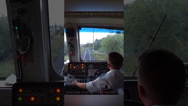 Проезд нейтральной вставки на электропоезде ЭД9М