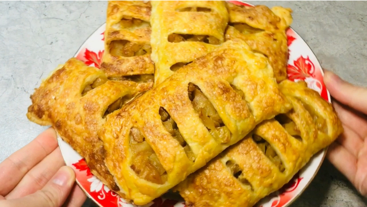Слойки с яблоками из готового слоеного теста - вкусная и быстрая выпечка к чаю