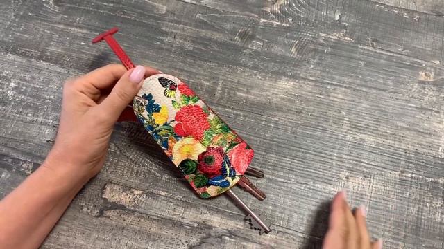 Красная кожаная ключница с цветочным принтом
