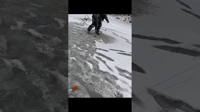 Рыбацкая смекалка! Вытащил щуку зубами за хвост