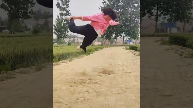 Упитанная кунгфу девушка!