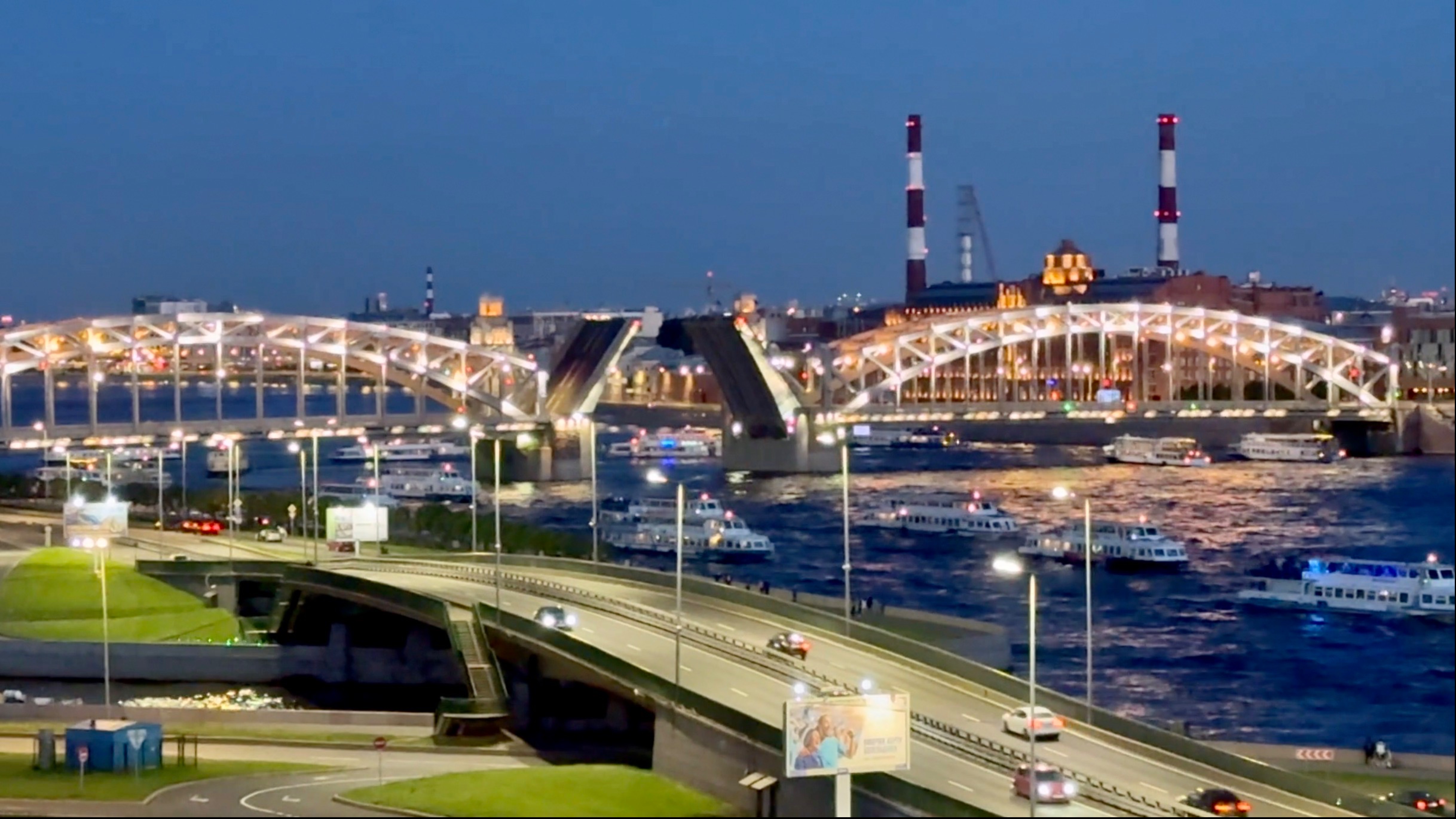 Белые ночи. Пешком по мосту. Ждём развод Большеохтинского моста. Санкт-Петербург.