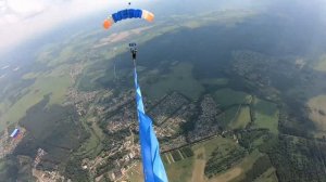 Прыжок с парашютом с флагами к дню России