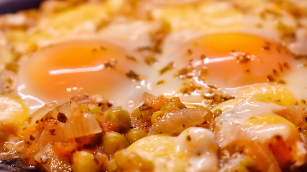 Как приготовить Яйца на Завтрак. Яйца по-Сицилийски с зелёным горошком.