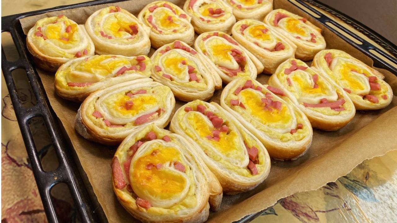 Запеченный рулет из слоеного теста с картофелем. Сытный перекус для всей семьи