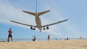 Эйрбас А330 авиакомпании Cathay Pacific пролетает над головами туристов на пляже Май Као, Пхукет