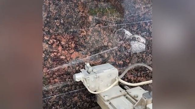 Гравировка самолета на памятнике с выездом на кладбище.