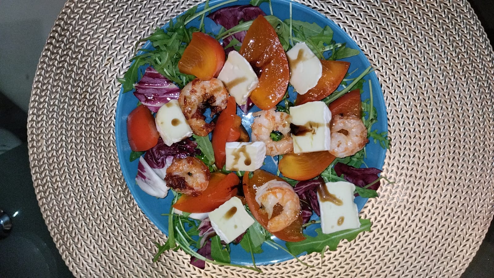 Салат с креветками, хурмой и сыром бри
