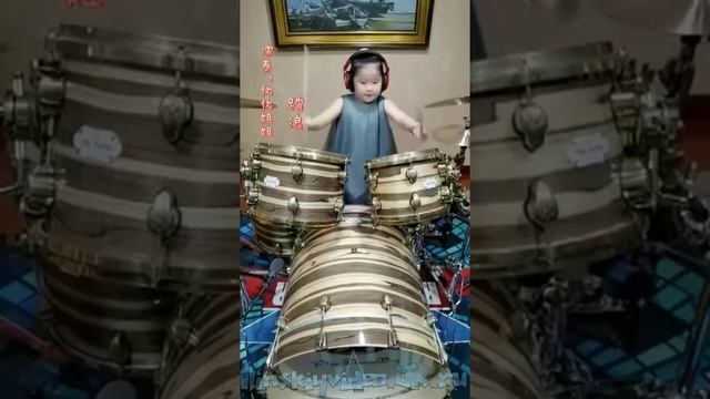 Супер! Детка барабанщица.