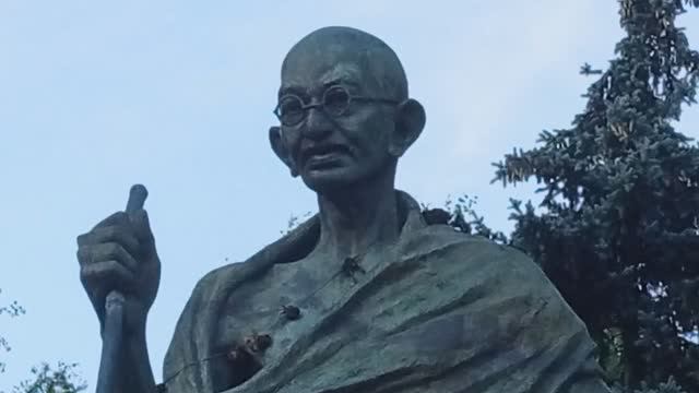 Памятник Махатме Ганди в Москве.